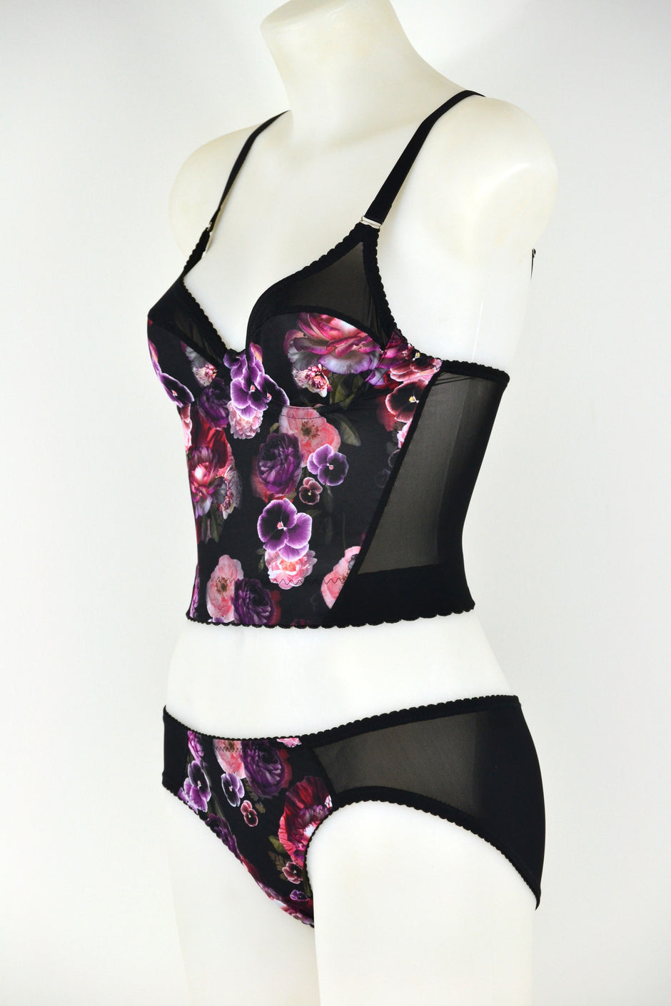 Vintage and Retro inspired underwired bras up to a G Cup and front ...