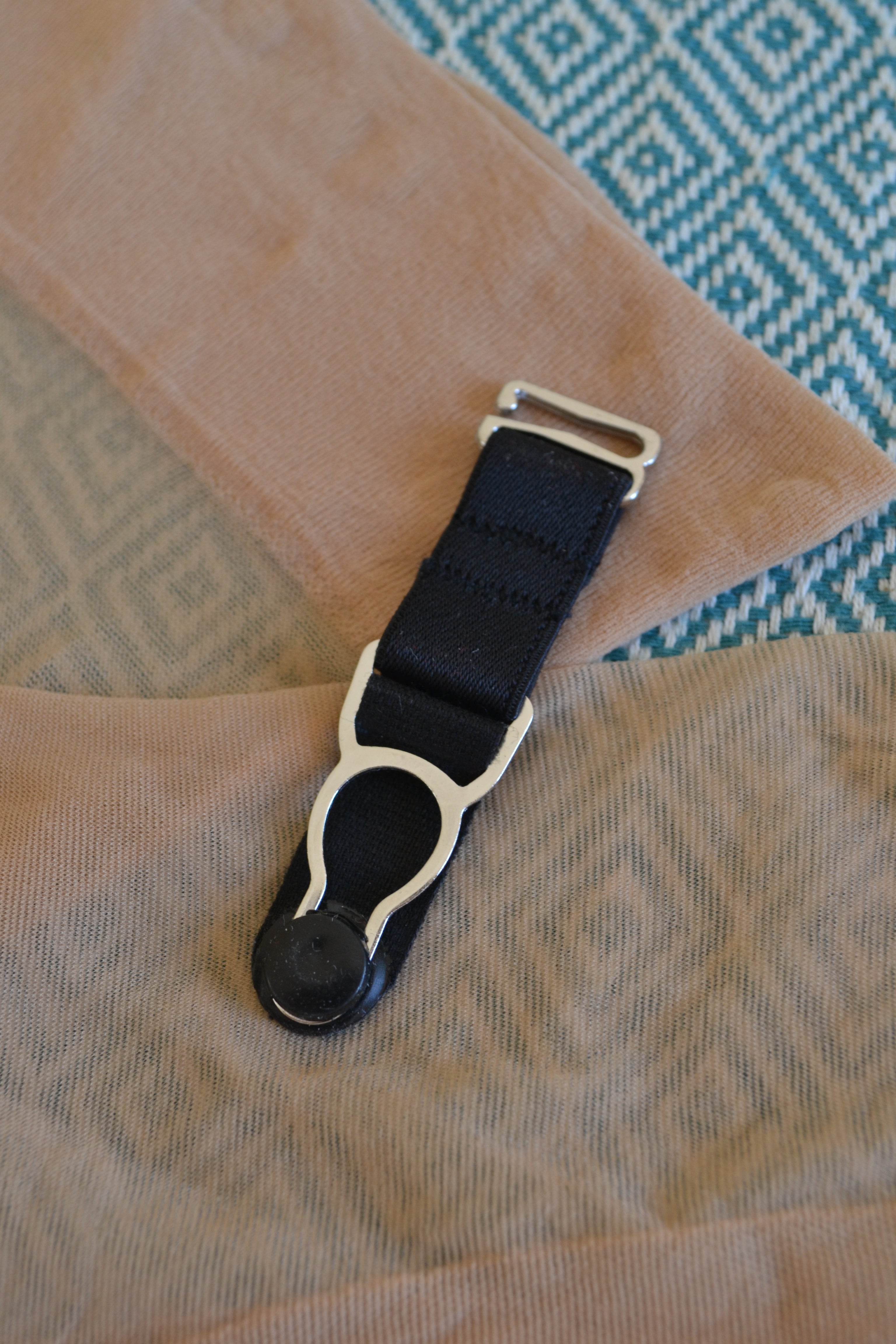Detachable and removable suspender/garter straps for nylon seamed ...